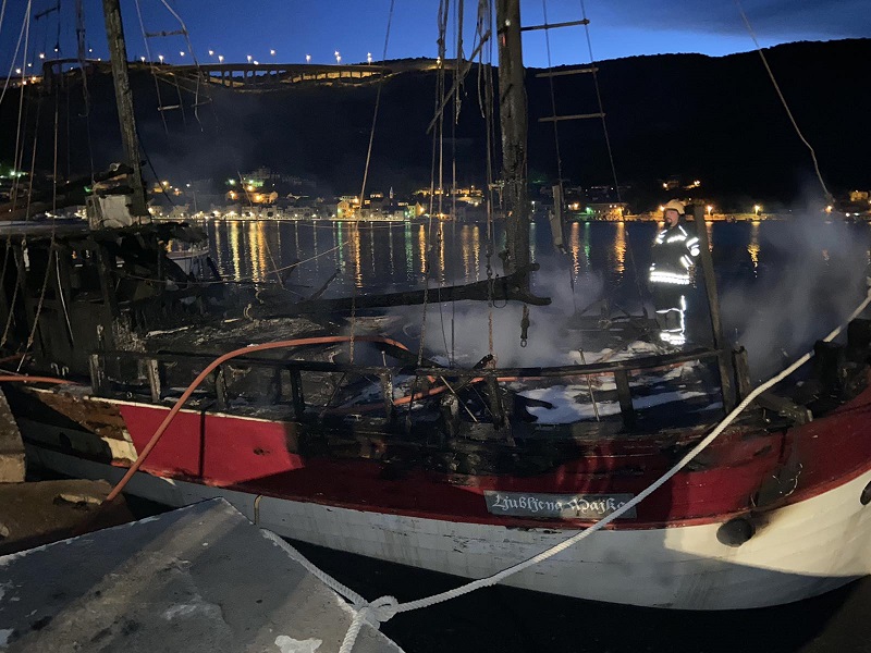 FOTO Požar gutao brod na vezu u Bakru | Tunera.info