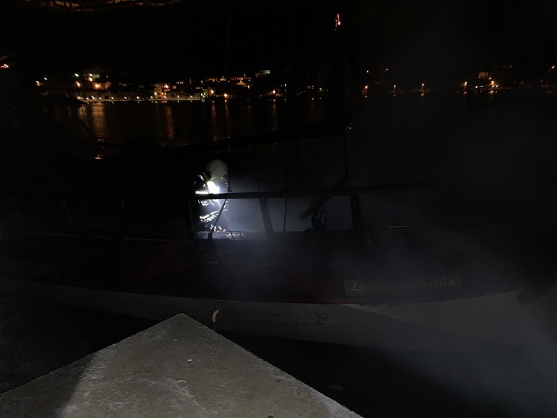 FOTO Požar gutao brod na vezu u Bakru | Tunera.info