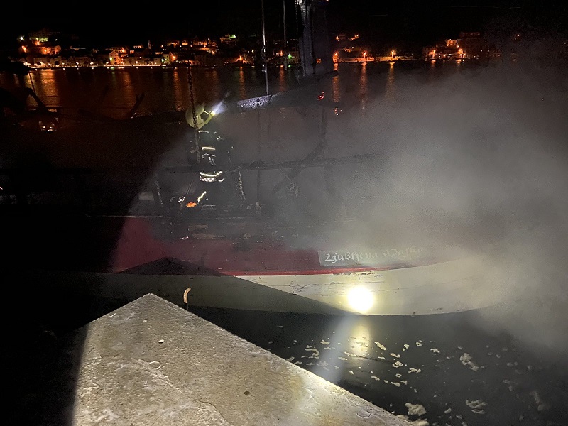 FOTO Riječki vatrogasci nakon teške borbe ugasili požar na brodu