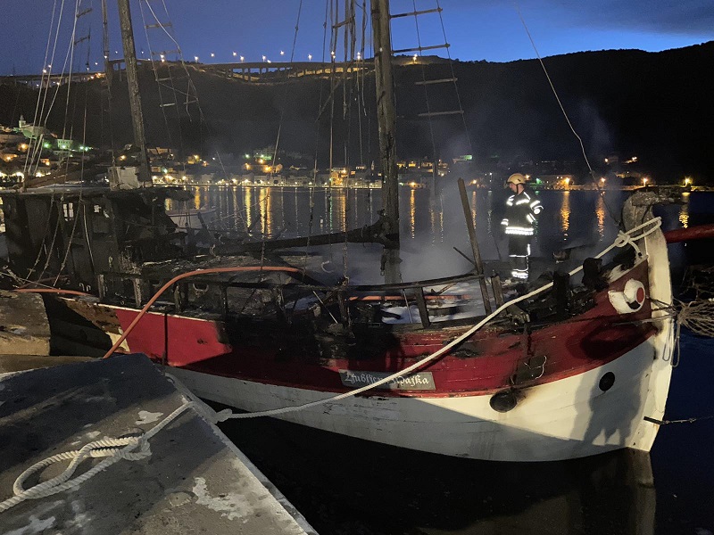 FOTO Riječki vatrogasci nakon teške borbe ugasili požar na brodu