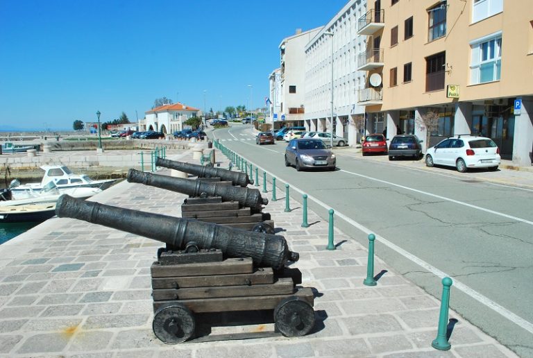 Topovi postavljeni ispred Velikih vrata u Senju | Tunera.info