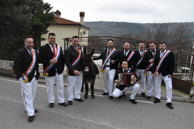 VIDEO Bribirska parada: tri kruga oko grada i obilazak Sveti Vid ...