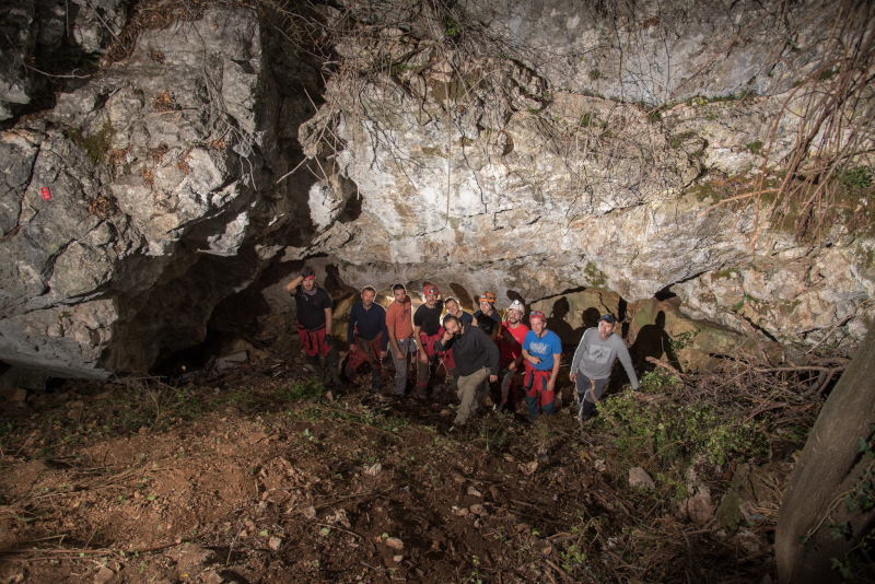 U jame desetljećima odlagali boce, bacali konjske glave, motor Tomos ...