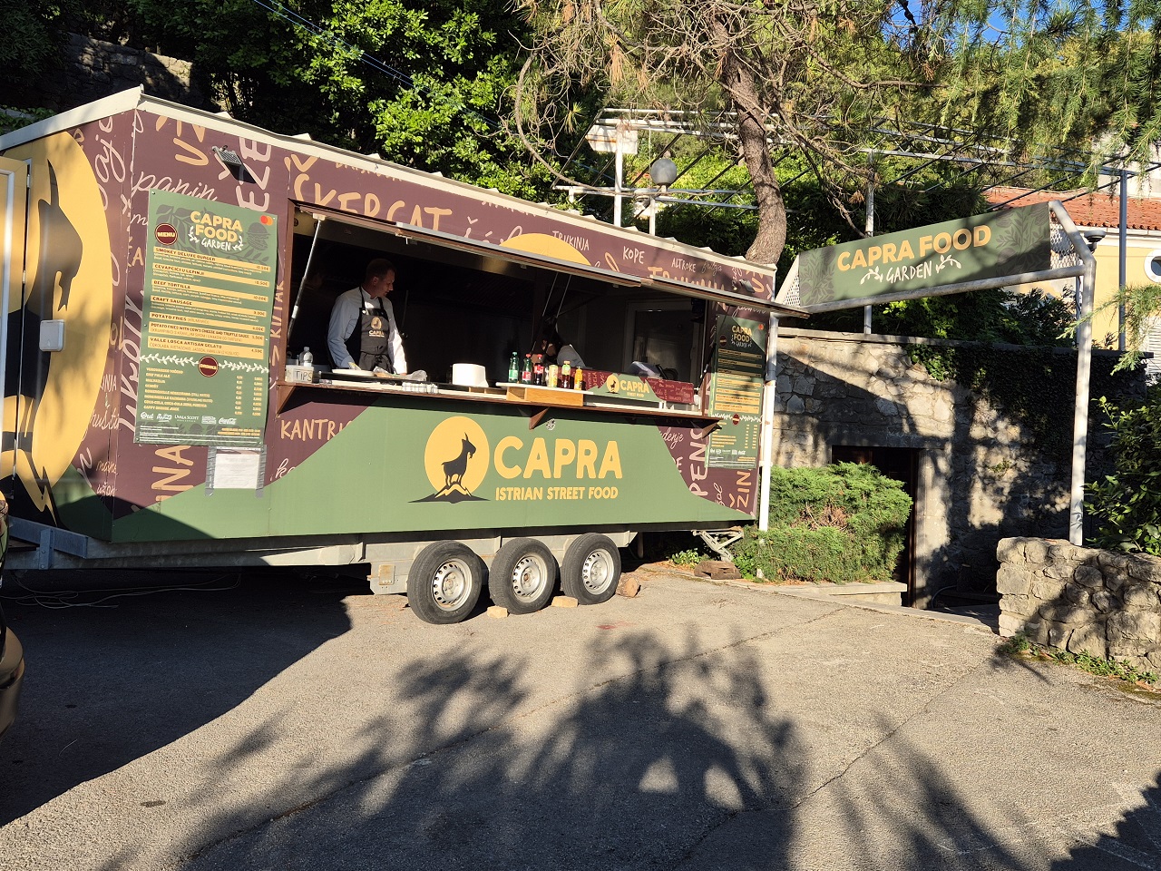 Capra Food Garden u Uvali Scott: street food s najljepšim pogledom ...